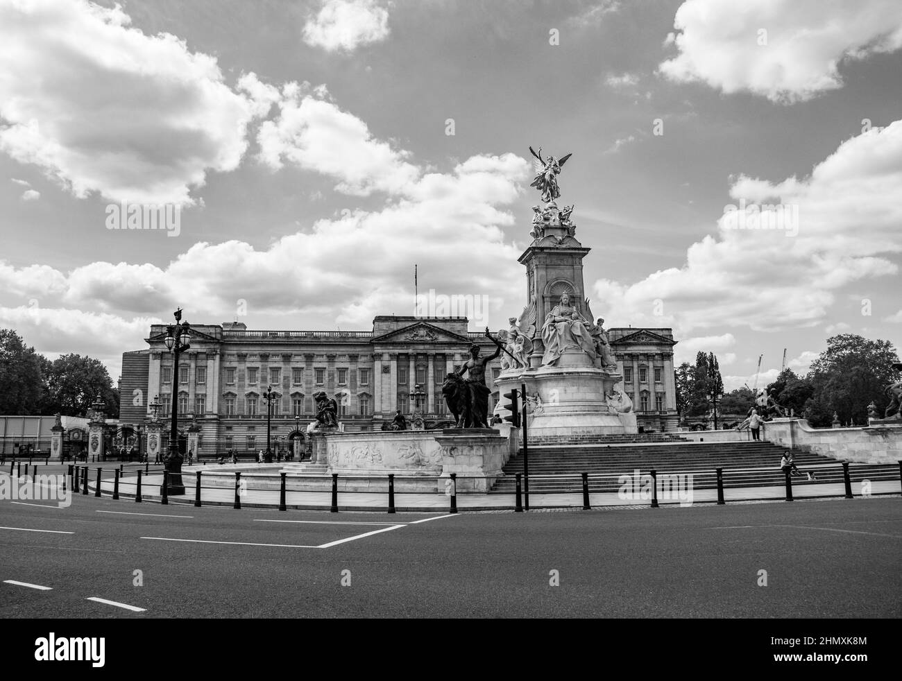 Black and white Buckingham Palace in the spring Stock Photo - Alamy