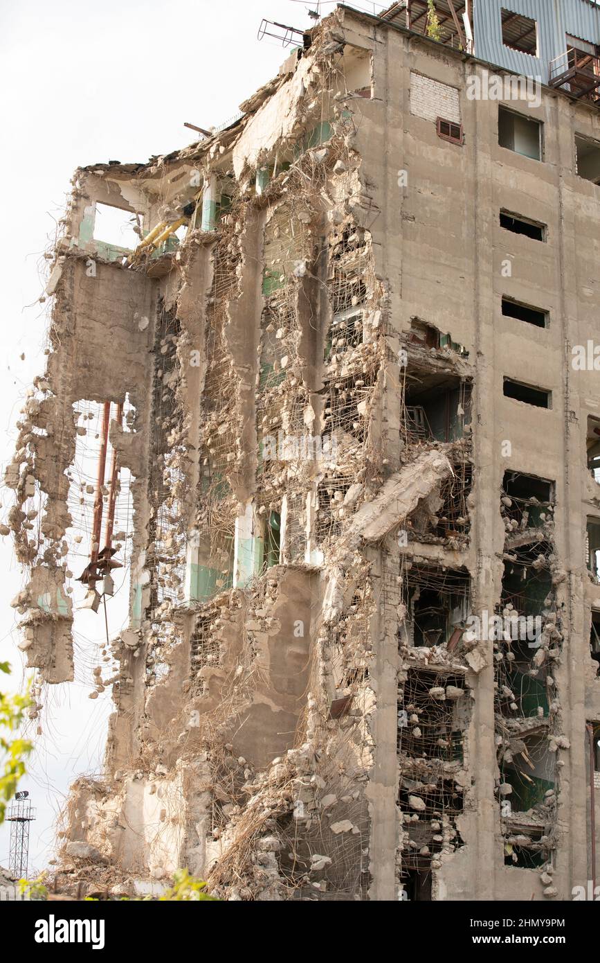 Concrete building crumble hi-res stock photography and images - Alamy