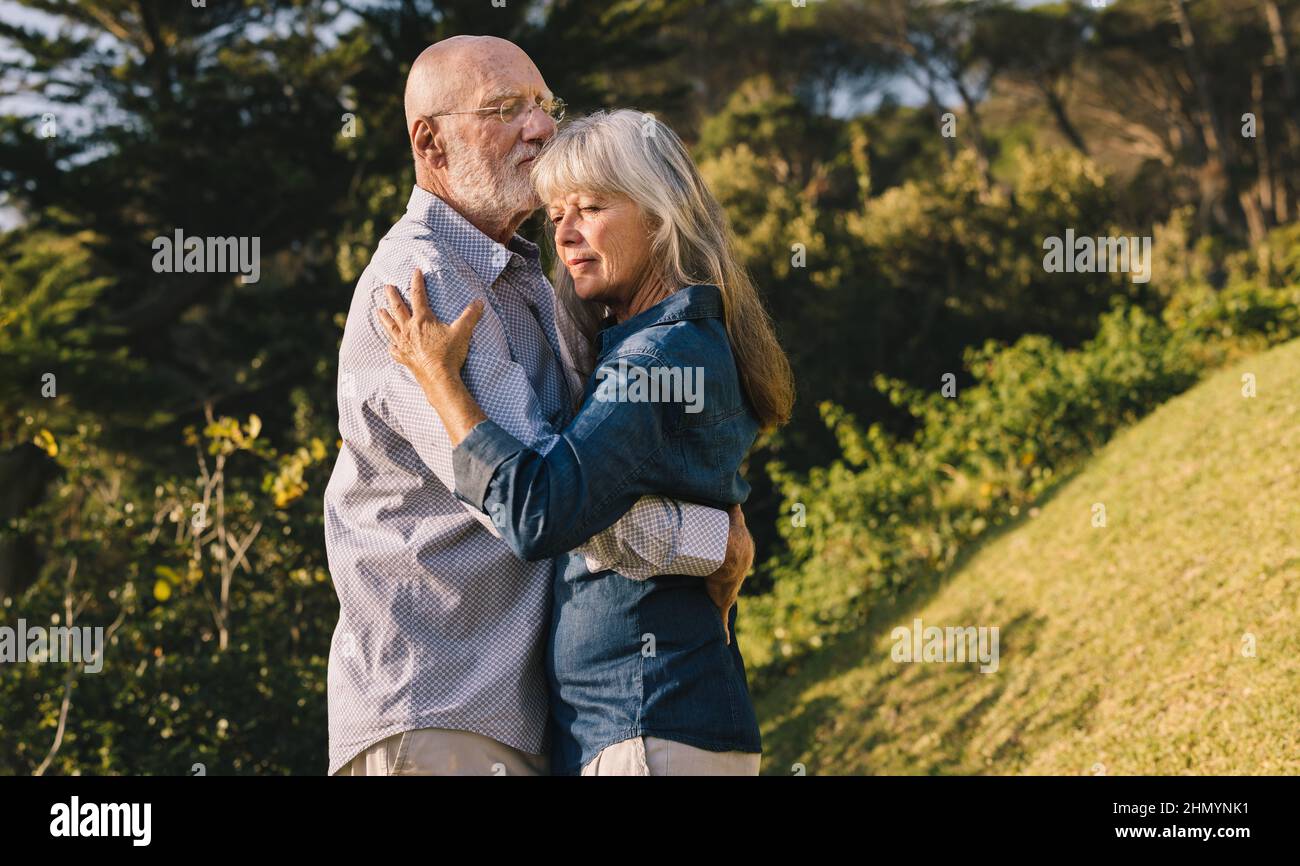 Elderly people dancing hi-res stock photography and images - Alamy