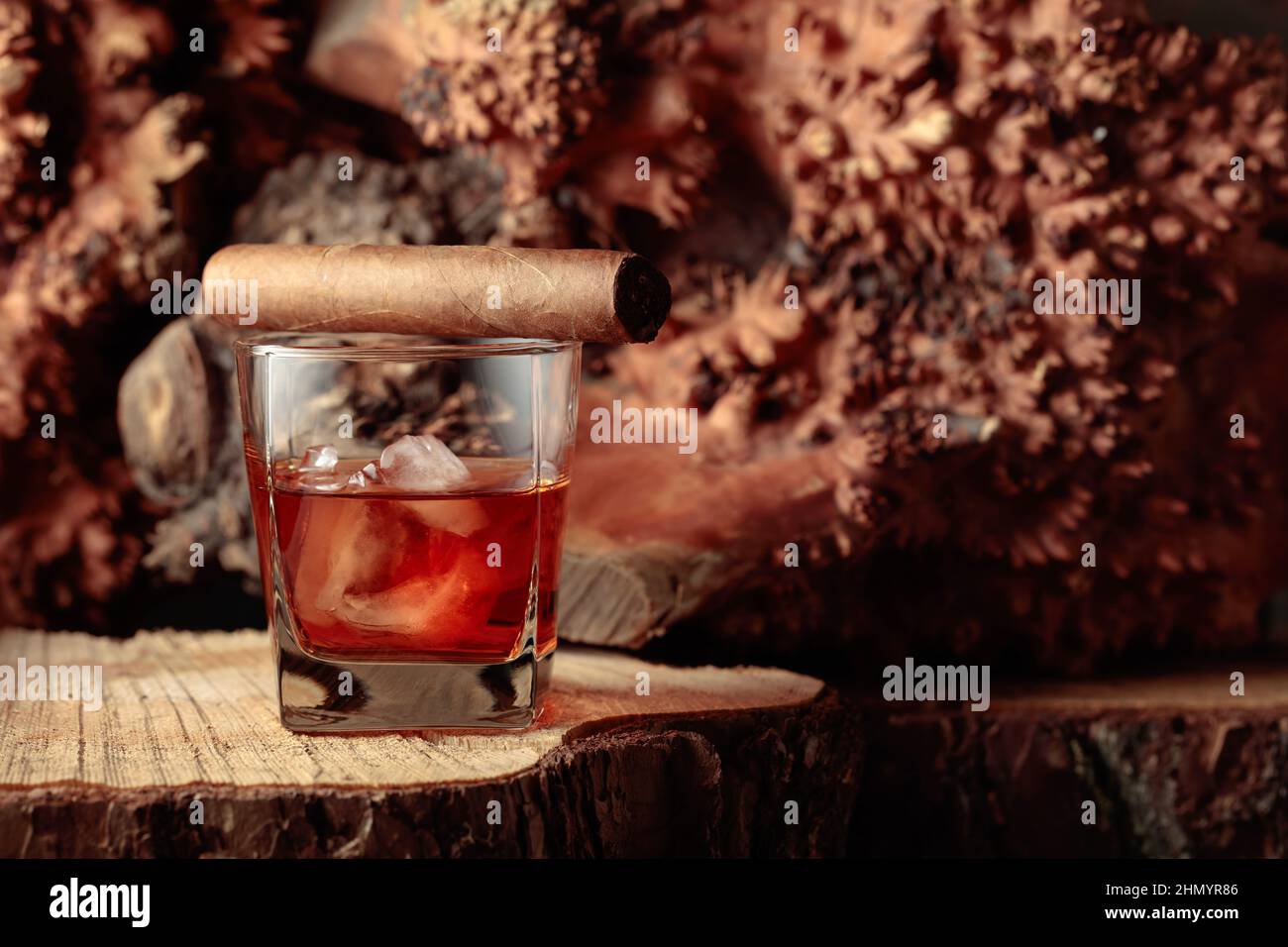 Whiskey ice cigar hi-res stock photography and images - Alamy
