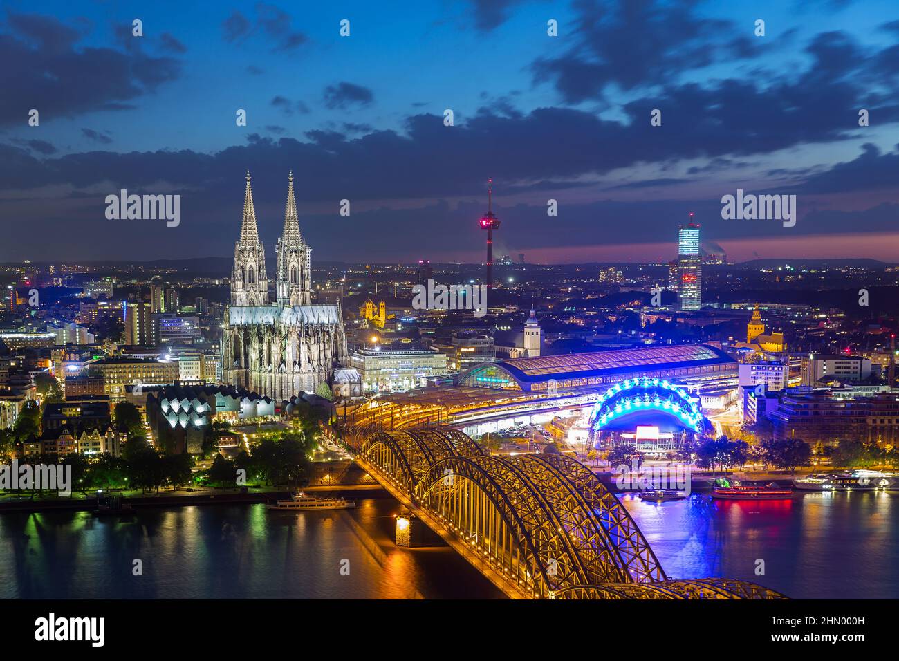 view of Cologne Cathedral in Cologne at night Stock Photo - Alamy
