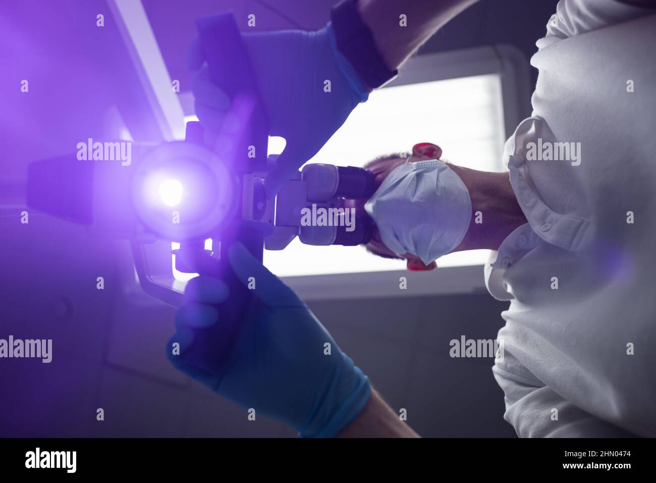 Doctor using a microscope hi-res stock photography and images - Alamy