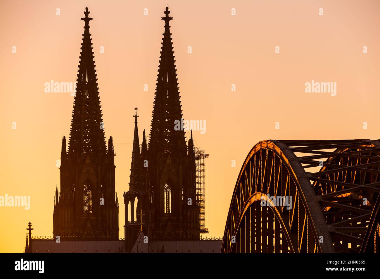 Cologne Cathedral and Hohenzollern Bridge silhouette Stock Photo - Alamy