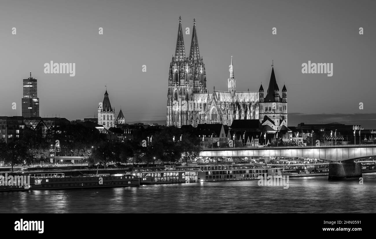 Cologne skyline germany night Black and White Stock Photos & Images - Alamy