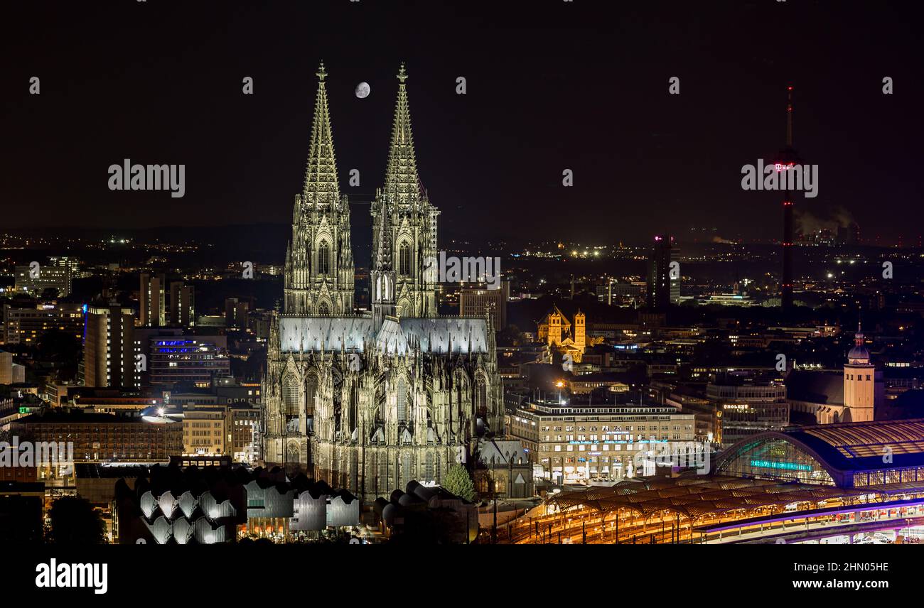 moon over cologne Cathedral Stock Photo - Alamy