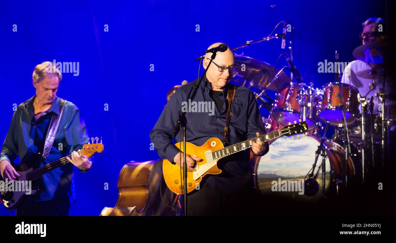 Mark knopfler guitarist dire straits hi-res stock photography and ...