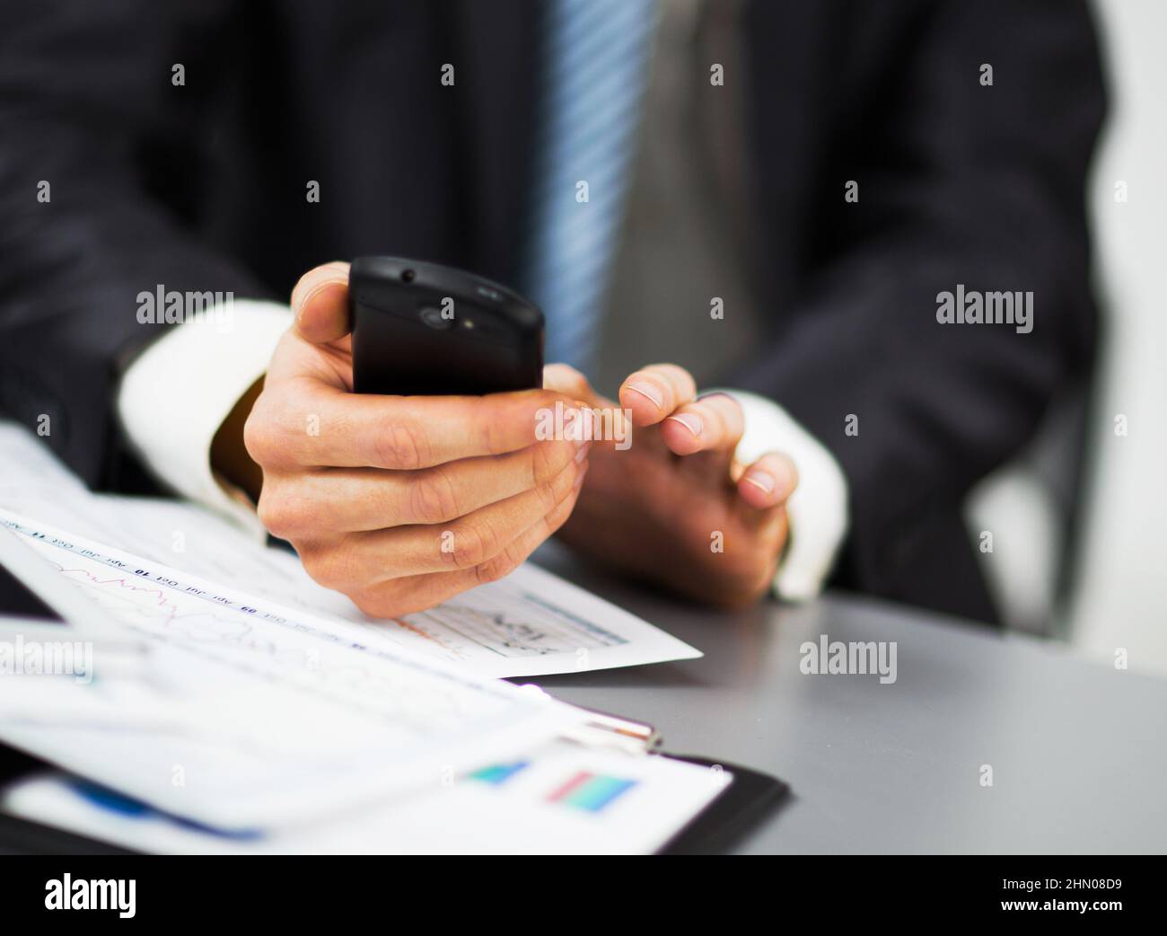 Hand to use a smartphone Stock Photo - Alamy
