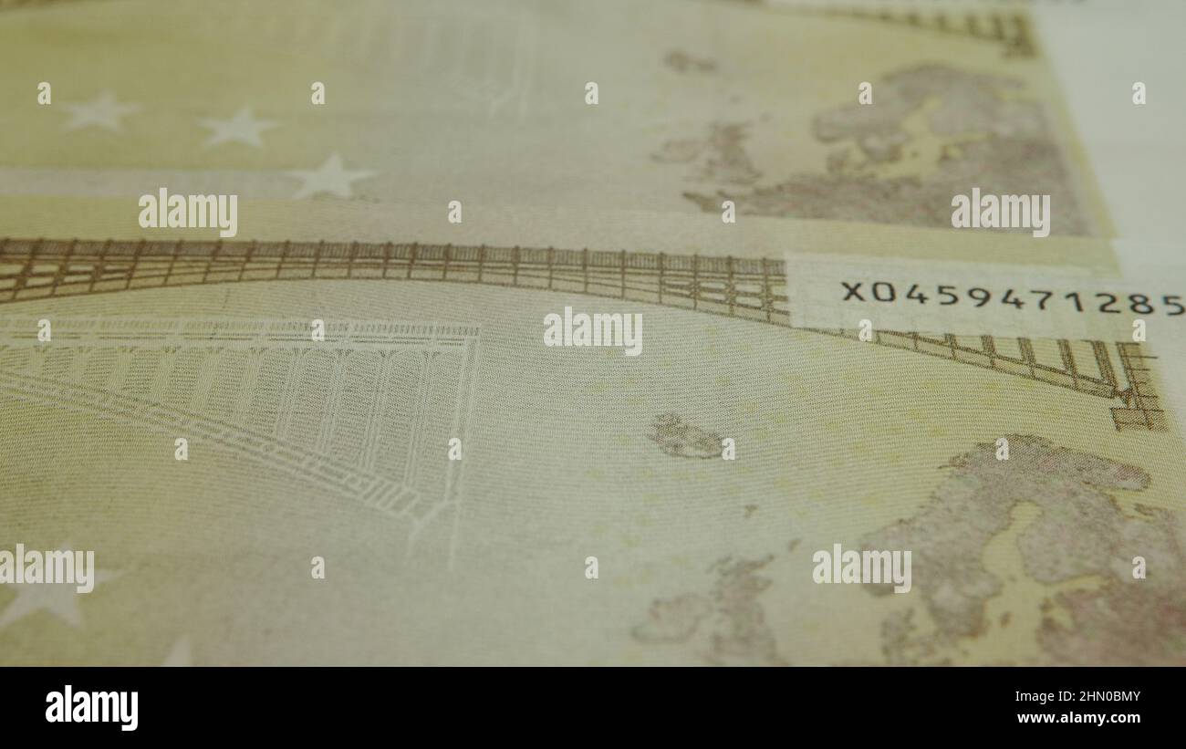 The reverse of the two hundred euro banknotes slides from the bottom up ...