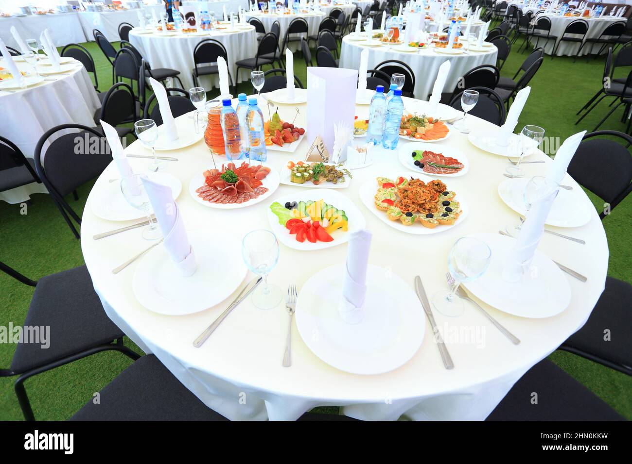 Formal dinner party setting hi-res stock photography and images - Alamy