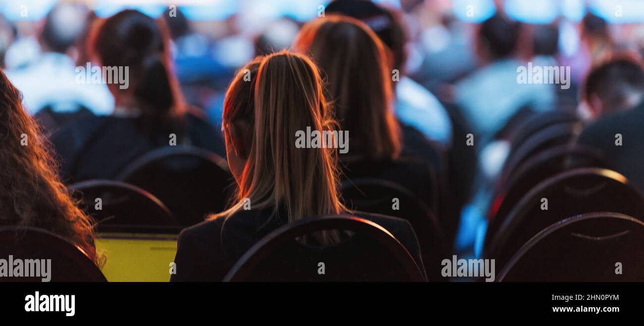 Audience in conference hall hi-res stock photography and images - Alamy