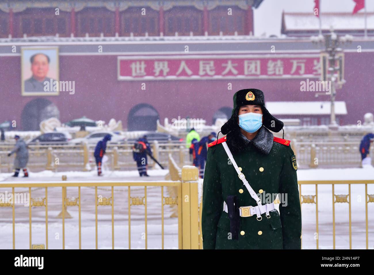 Policeman snow hi-res stock photography and images - Alamy