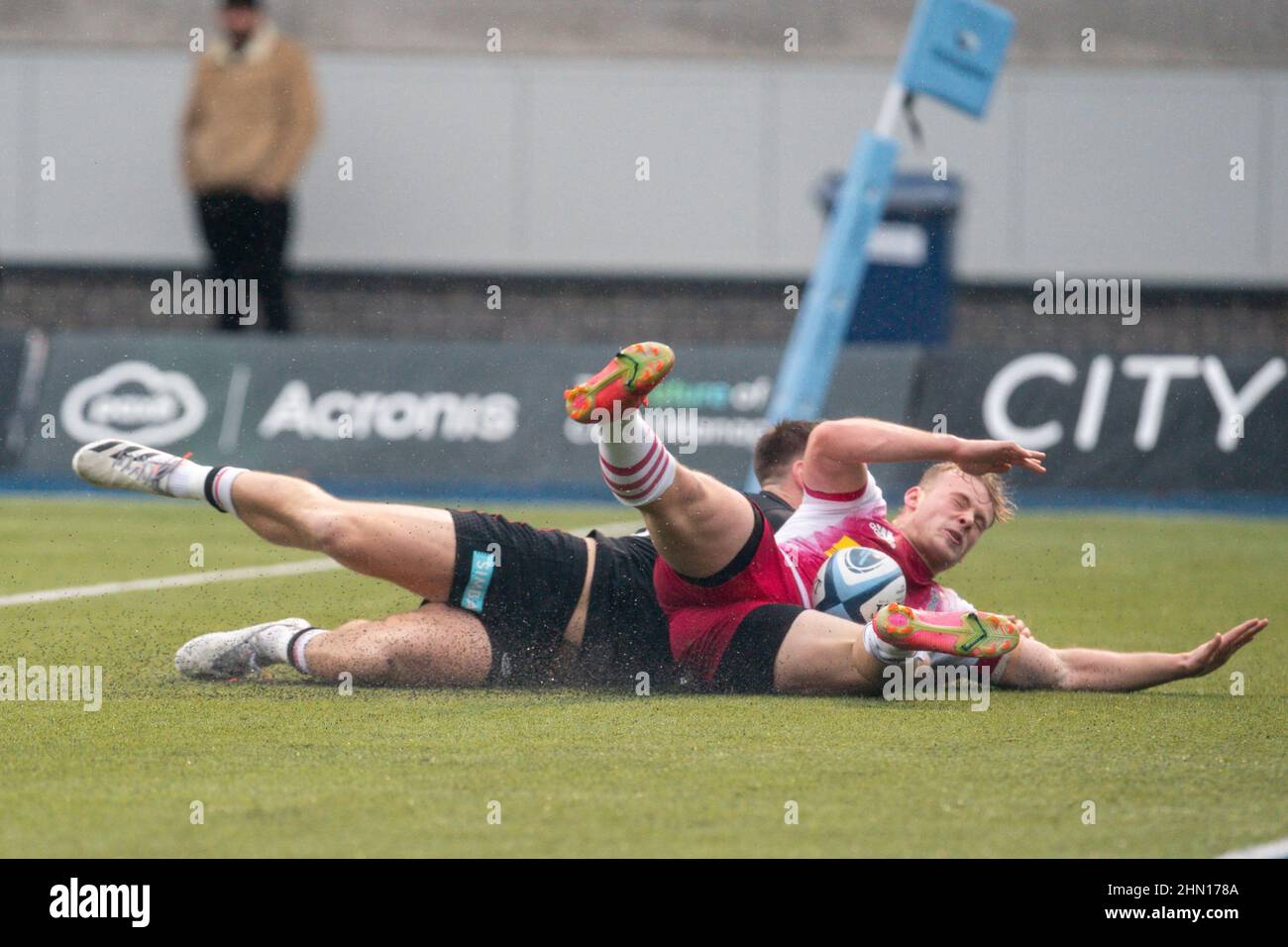 Louis Lynagh #23 of Harlequins manages to stop Alex Lewington #23 of ...