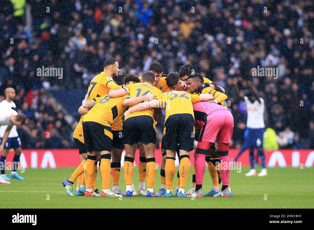 Tottenham hotspur players huddle hi-res stock photography and images ...