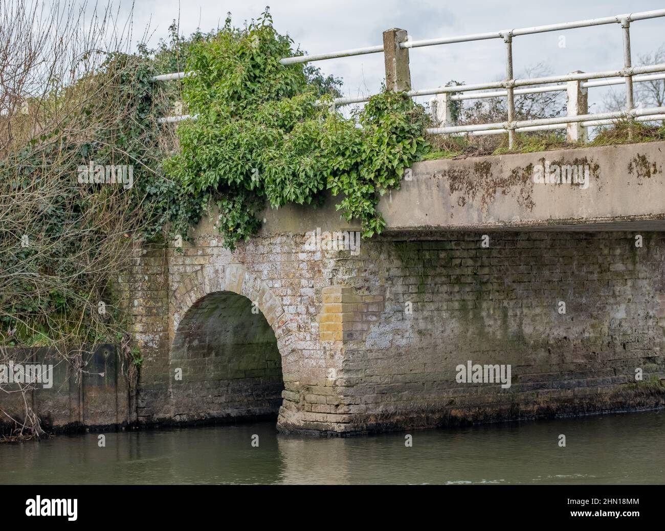 Mayton navigation bridge over the River Bure in the Norfolk countryside ...