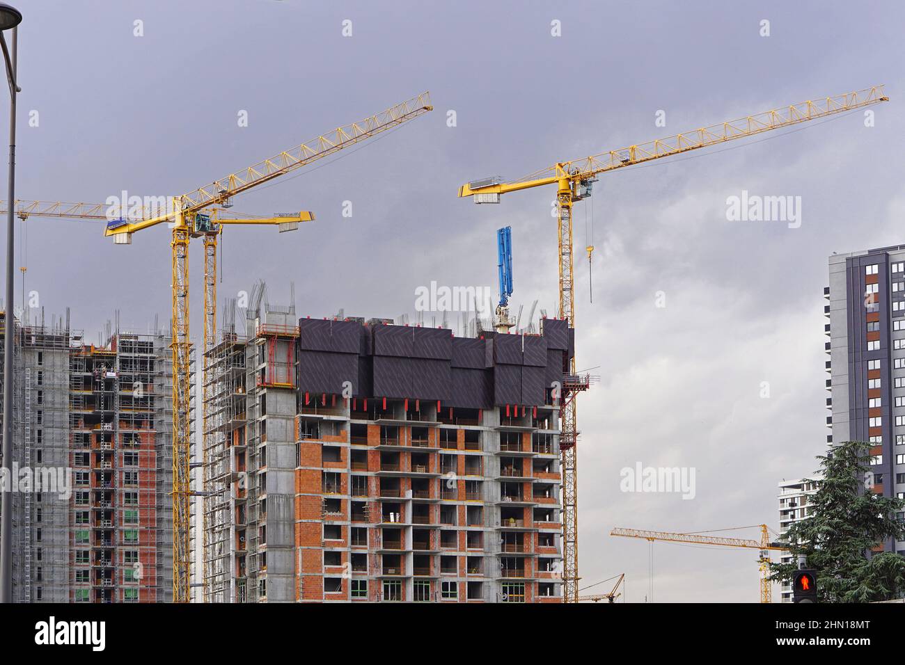 Cranes scaffolding forms concrete hi-res stock photography and images ...