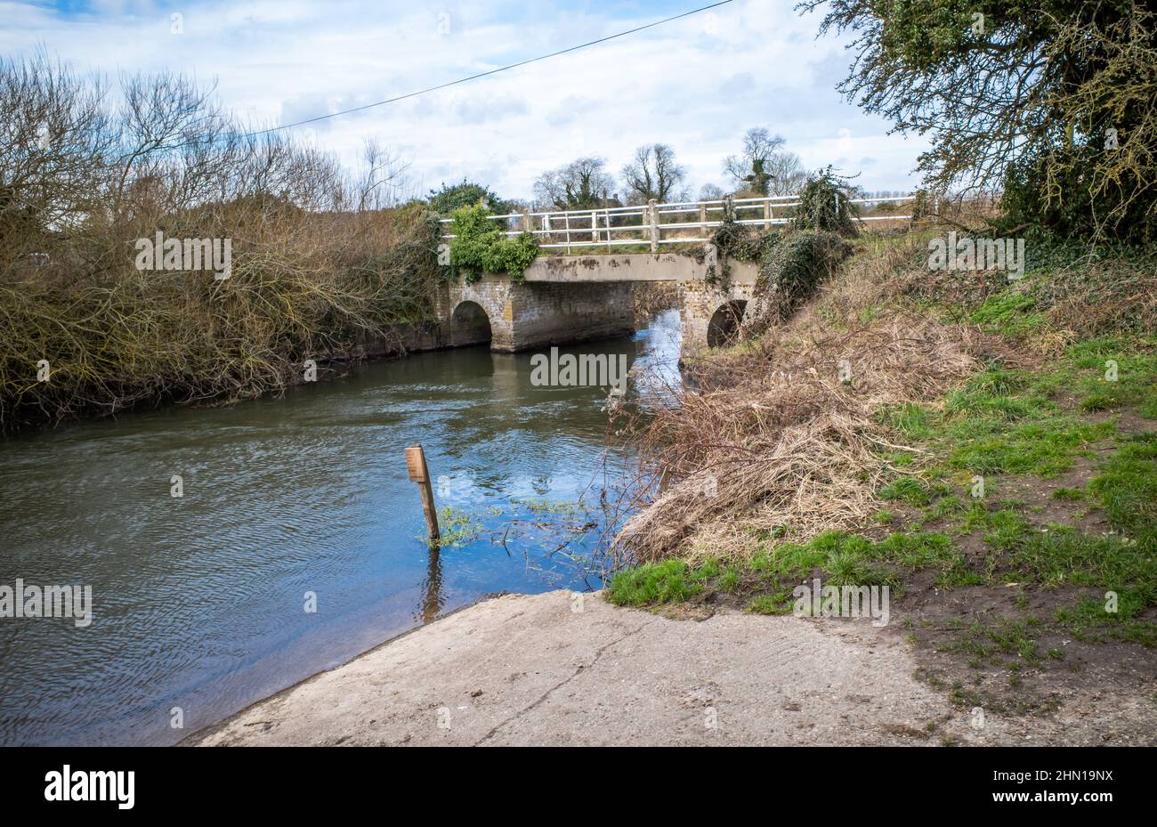 Mayton navigation bridge over the River Bure in the Norfolk countryside ...