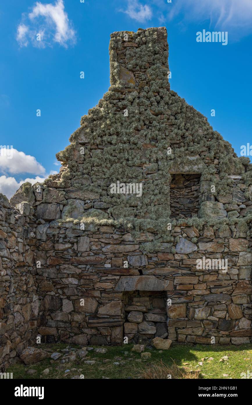 Ruin ruins fireplace hi-res stock photography and images - Alamy