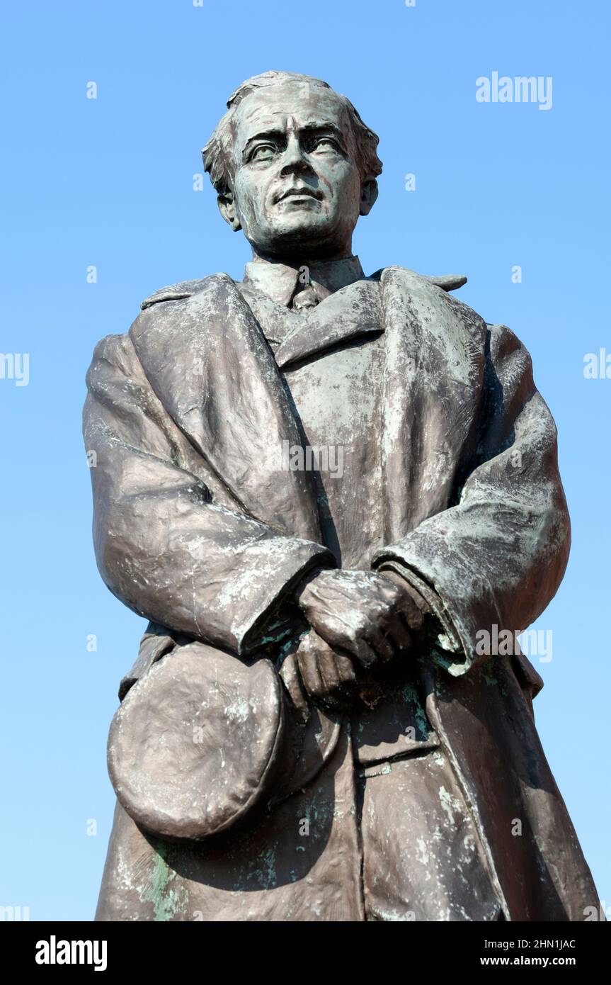 Memorial statue for Captain Robert Falcon Scott situated in Portsmouth ...