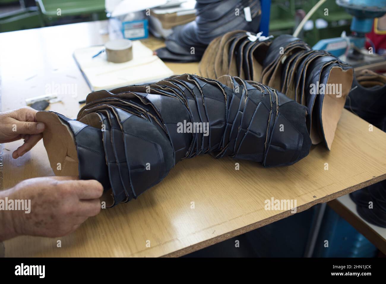 Hands sewing machine hi-res stock photography and images - Alamy