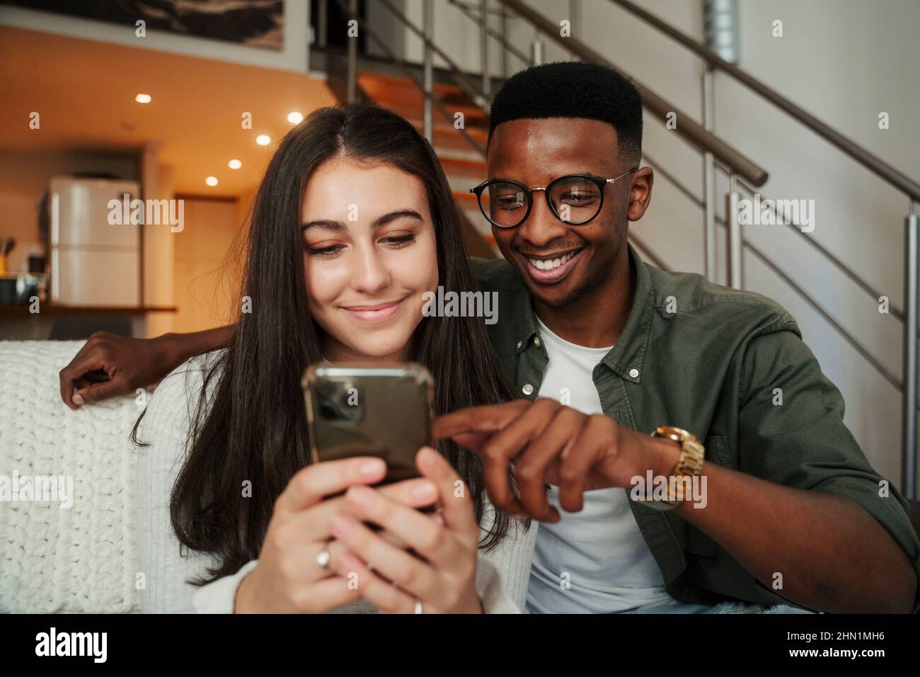 Two people sitting texting hi-res stock photography and images - Alamy