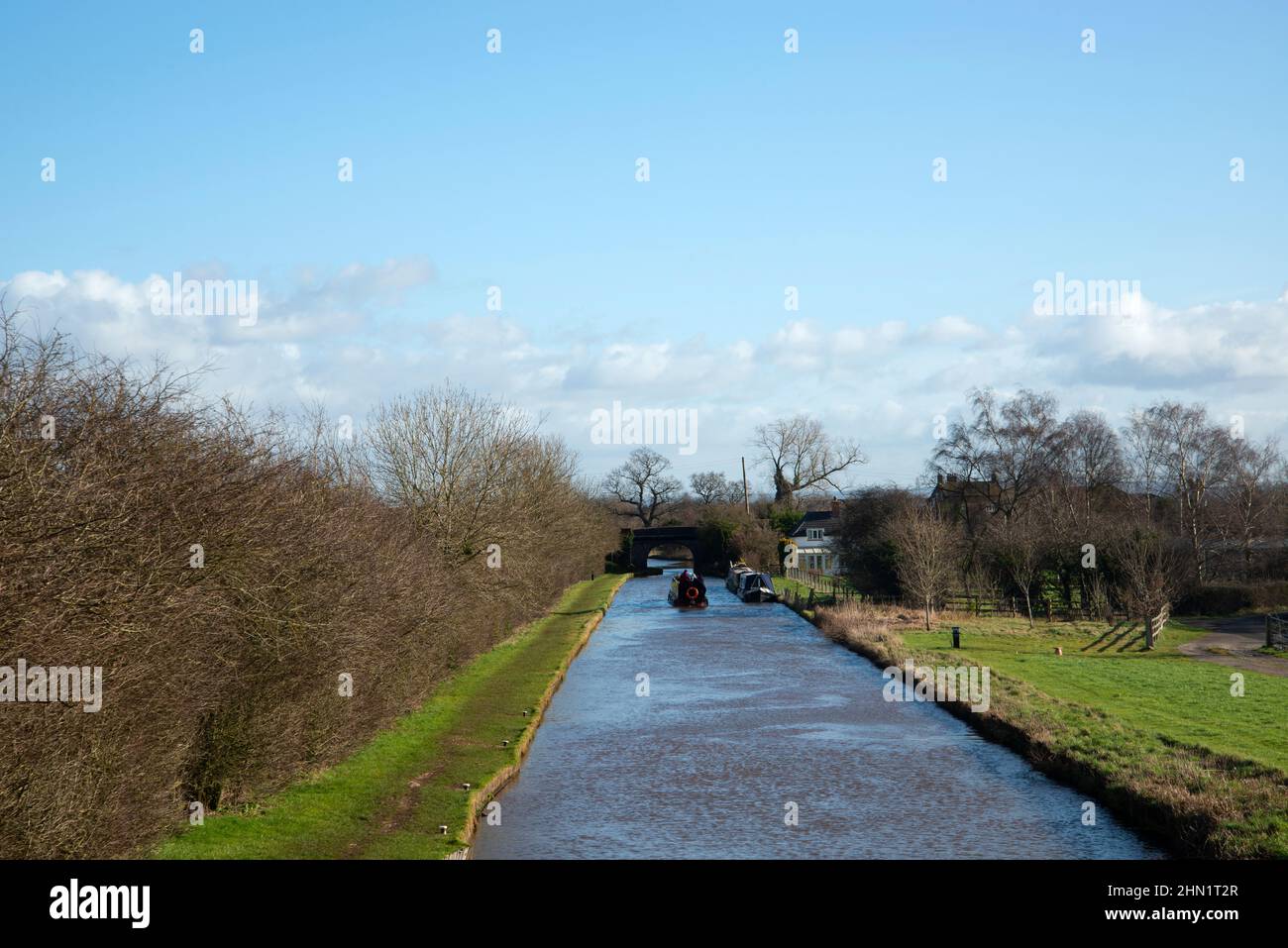 Narrowboat cruising along the Middlewich branch of the Shropshire Union canal Stock Photo - Alamy