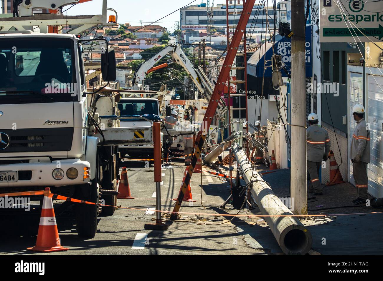 Street light power cable pole hi-res stock photography and images - Alamy