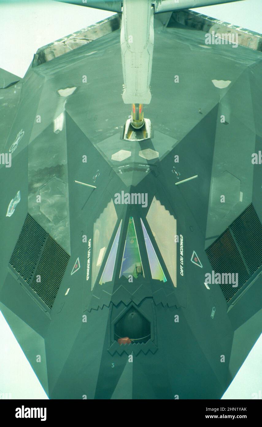 Aerial refueling hi-res stock photography and images - Alamy