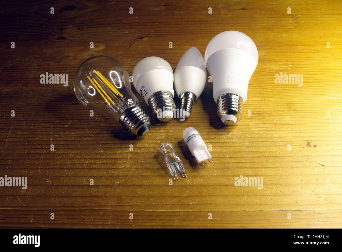 Symbolic image: Saving light and energy, incandescent lamps - energy ...