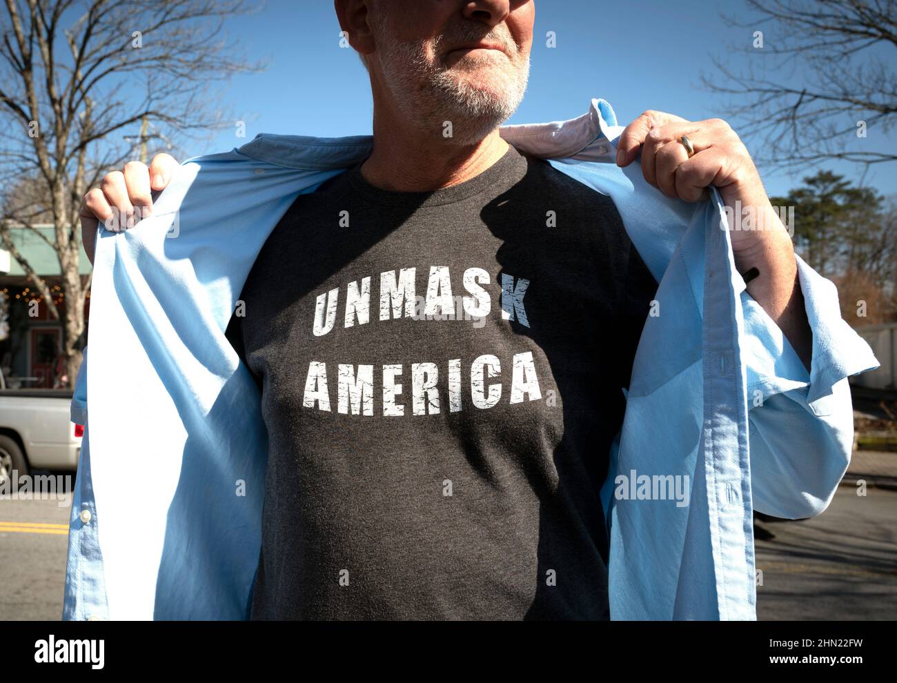 Roswell, Georgia, USA. 12th Feb, 2022. A anti-mask advocate in Roswell ...