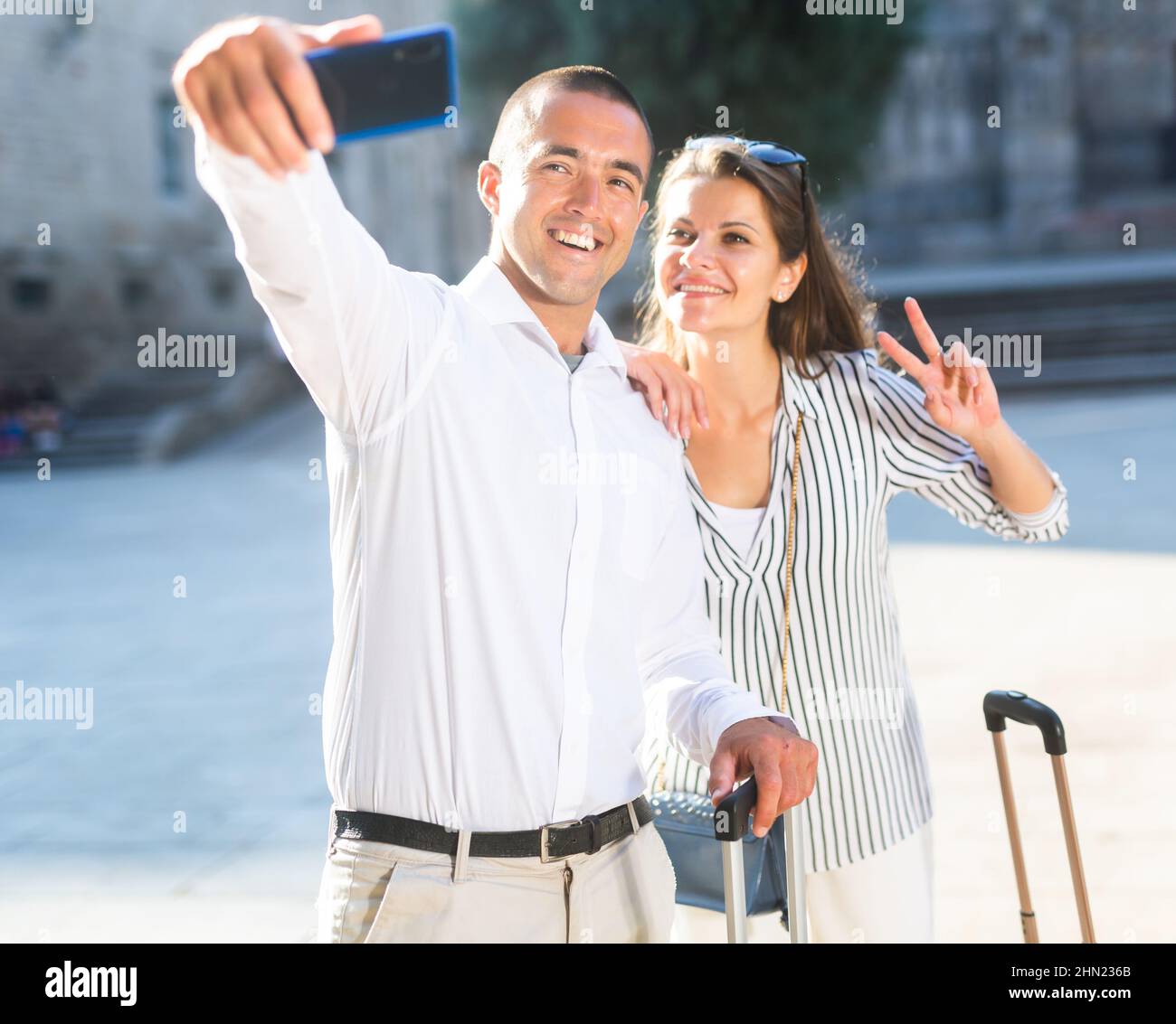 Happy tourist couple filming vlog on vacation Stock Photo - Alamy