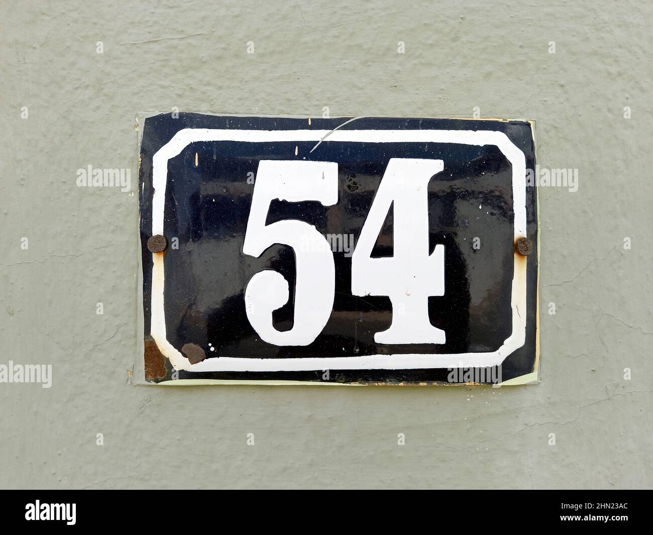 number fifty four on street sign, fixed on wall - 54 Stock Photo - Alamy