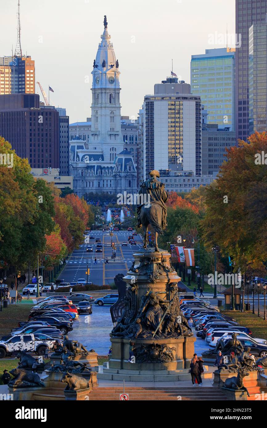 The view of Washington Monument Fountain with Benjamin Franklin Parkway ...