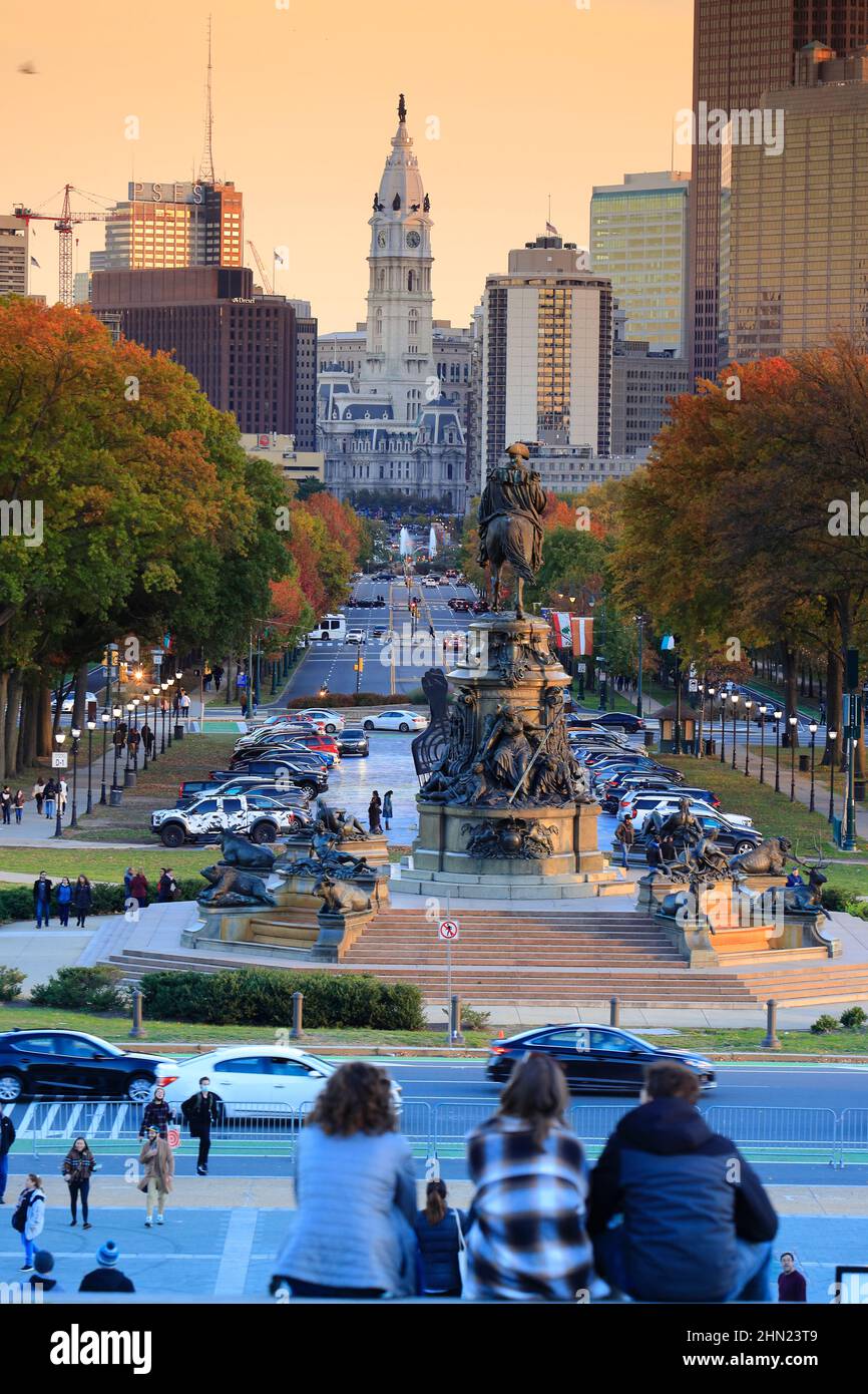 The view of Washington Monument Fountain with Benjamin Franklin Parkway ...