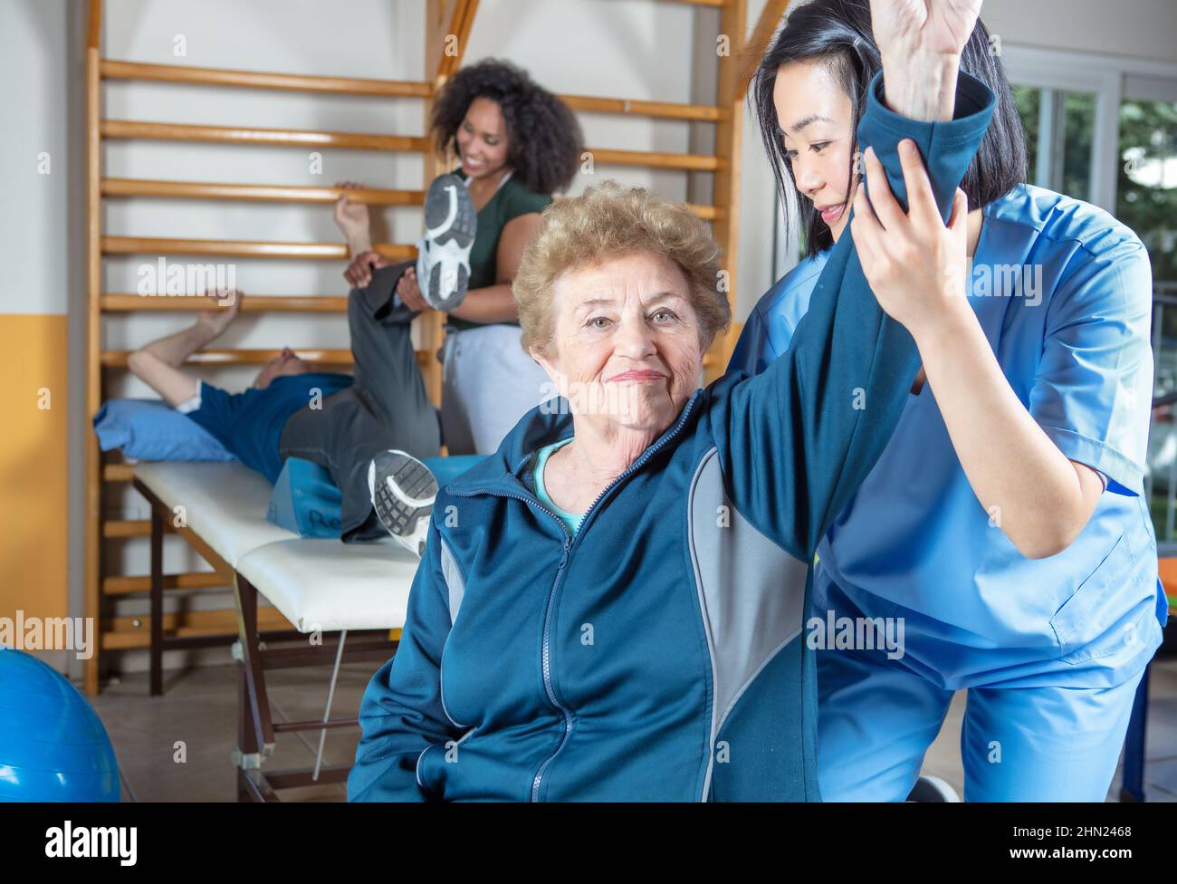 Elderly couple training gym helped hi-res stock photography and images ...