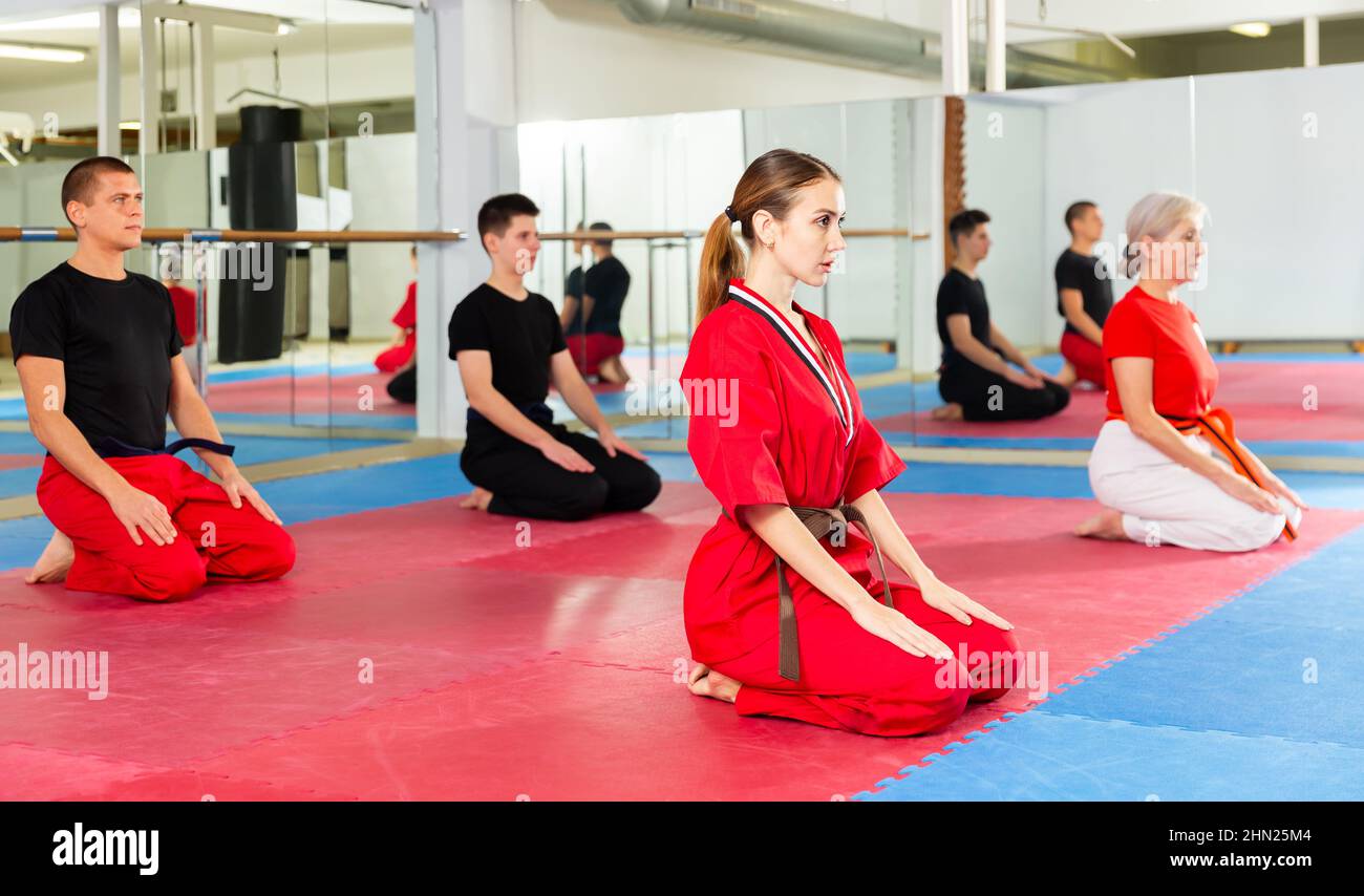 Men and women kneeling on floor during karate training Stock Photo - Alamy