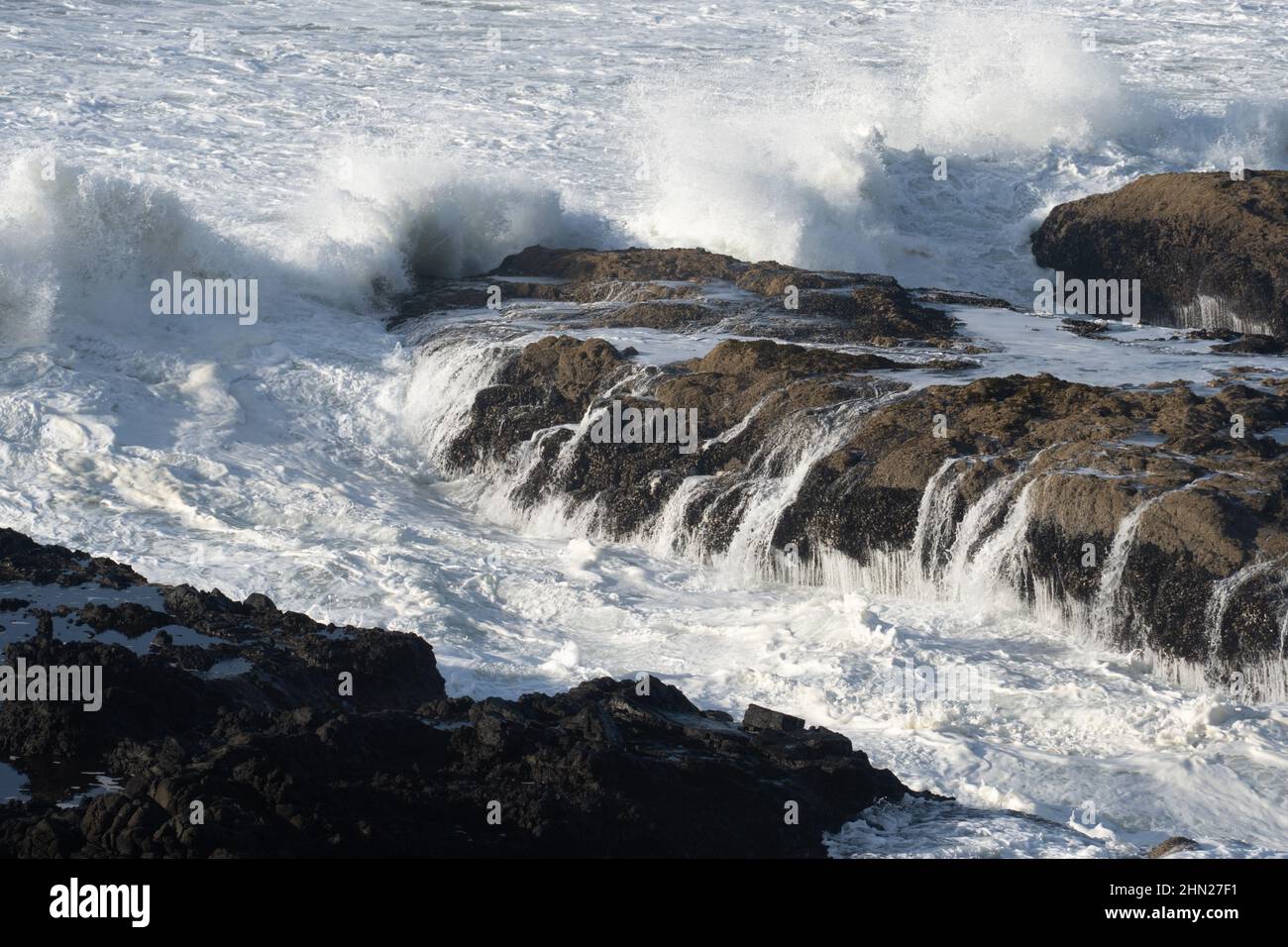 Surf breaking on rocks hi-res stock photography and images - Alamy