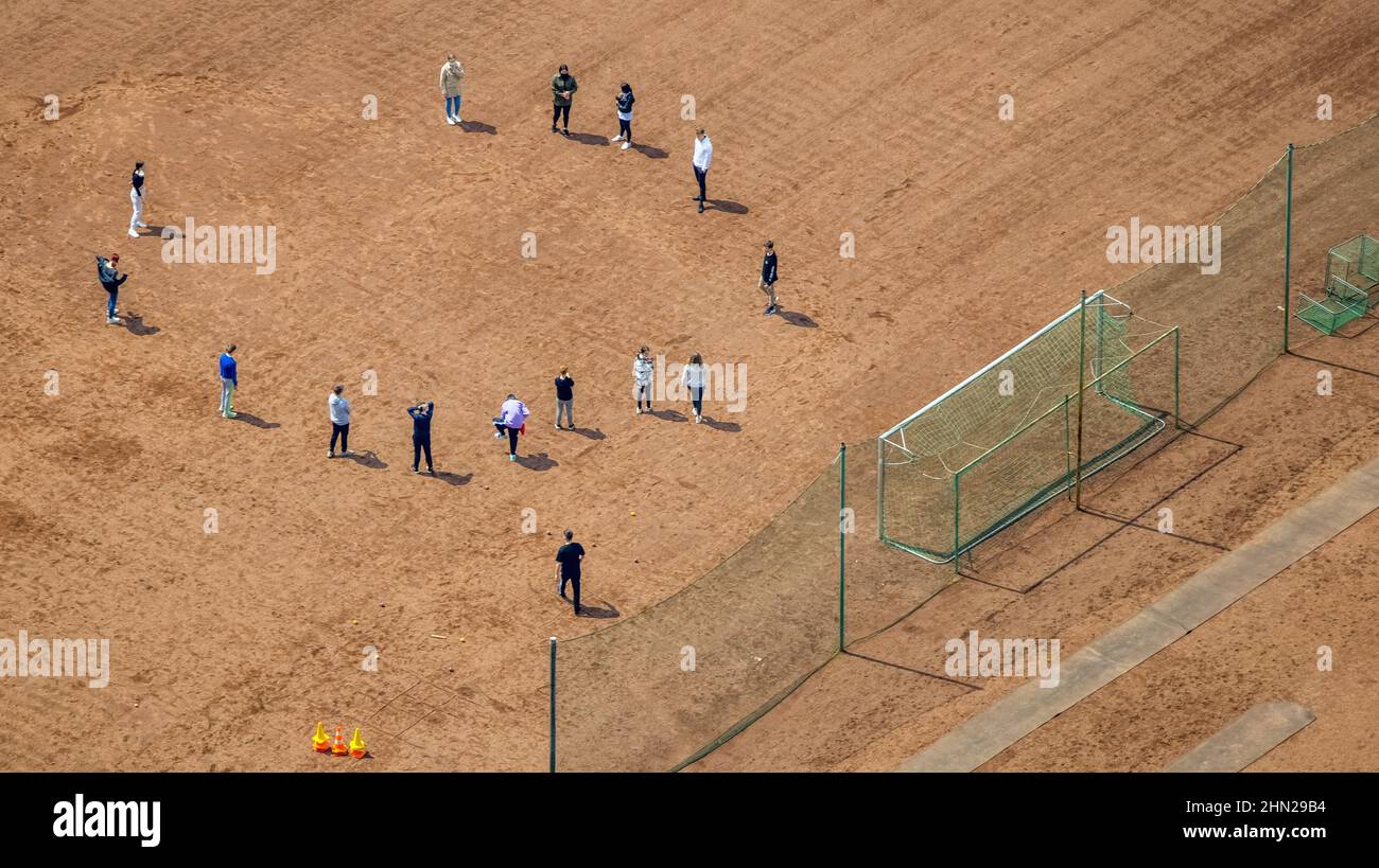 Jugendliche auf sportplatz der realschule broich hi-res stock ...