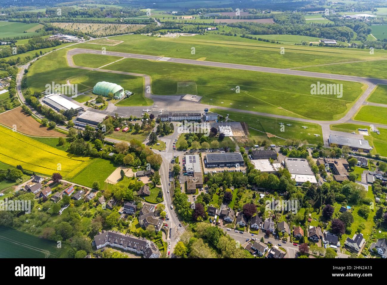 Corona drive in testzentrum am luftschiffhangar hi-res stock ...