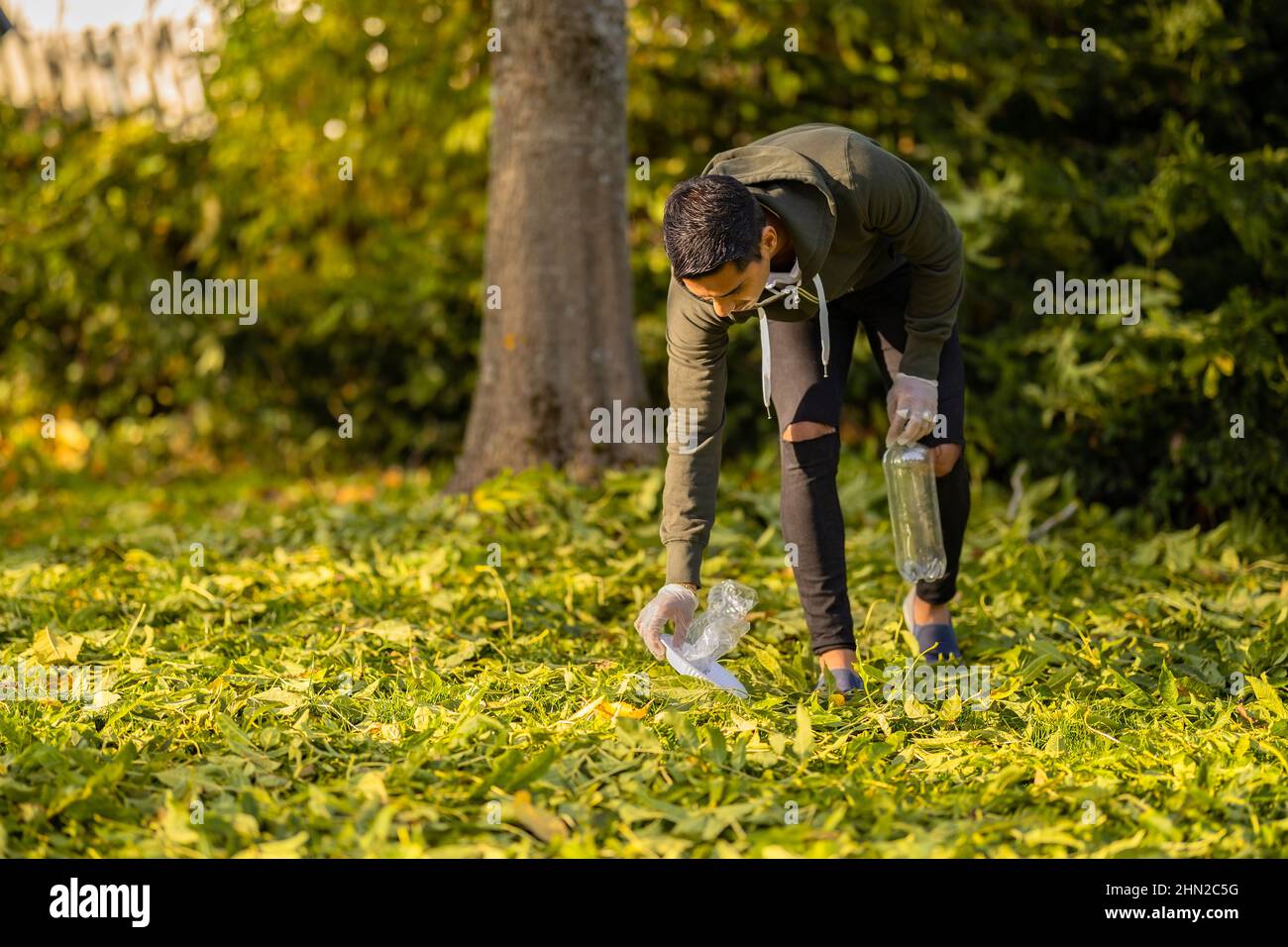 Garbage in grass hi-res stock photography and images - Alamy