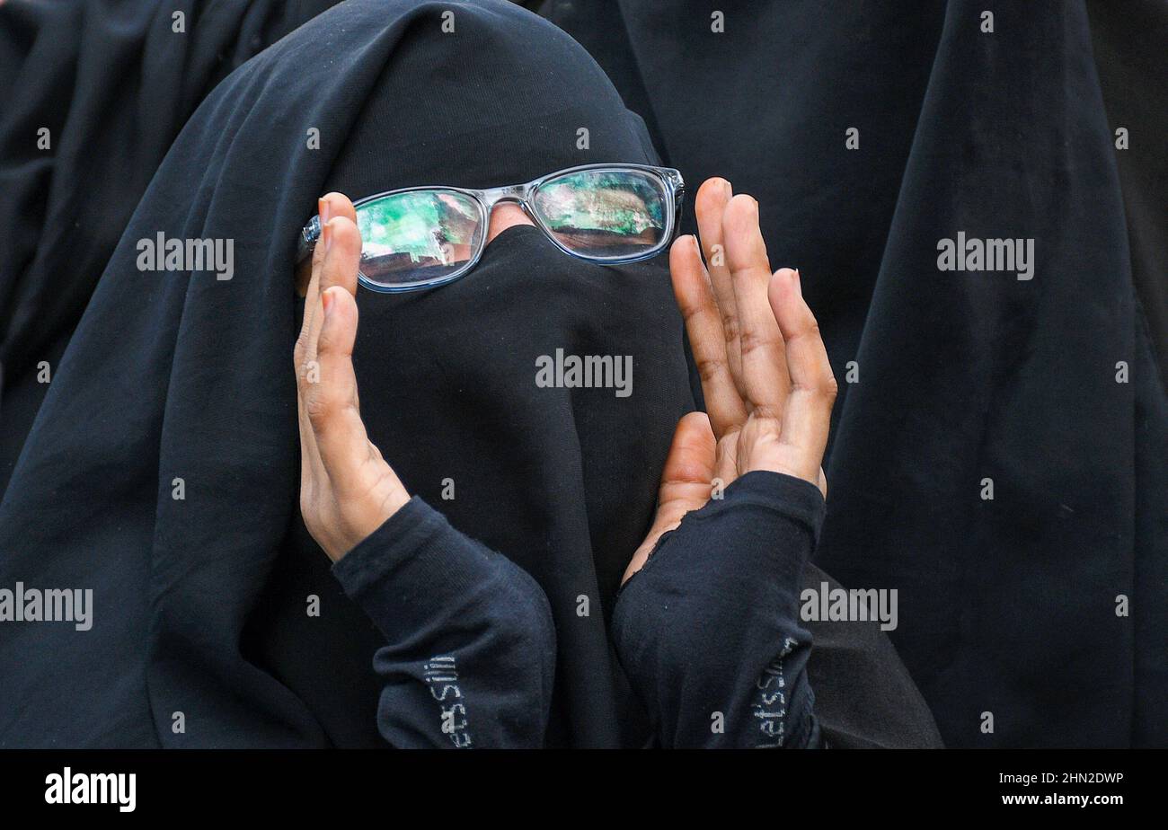 Wearing a hijab in court hi-res stock photography and images - Alamy