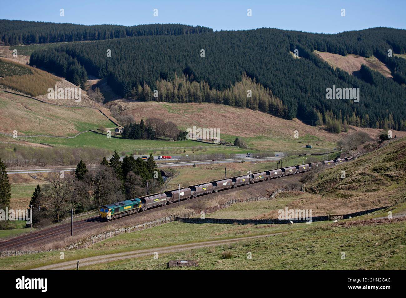 Freightliner class 66 diesel locomotive 66550 climbing Harthorpe Bank ...