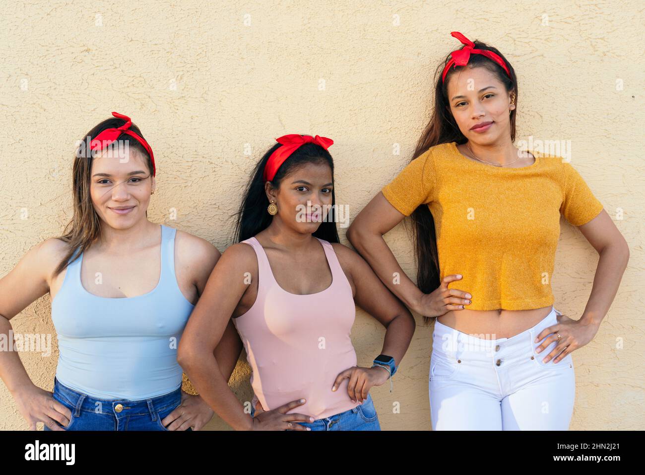 Women wearing headscarves hi-res stock photography and images - Alamy