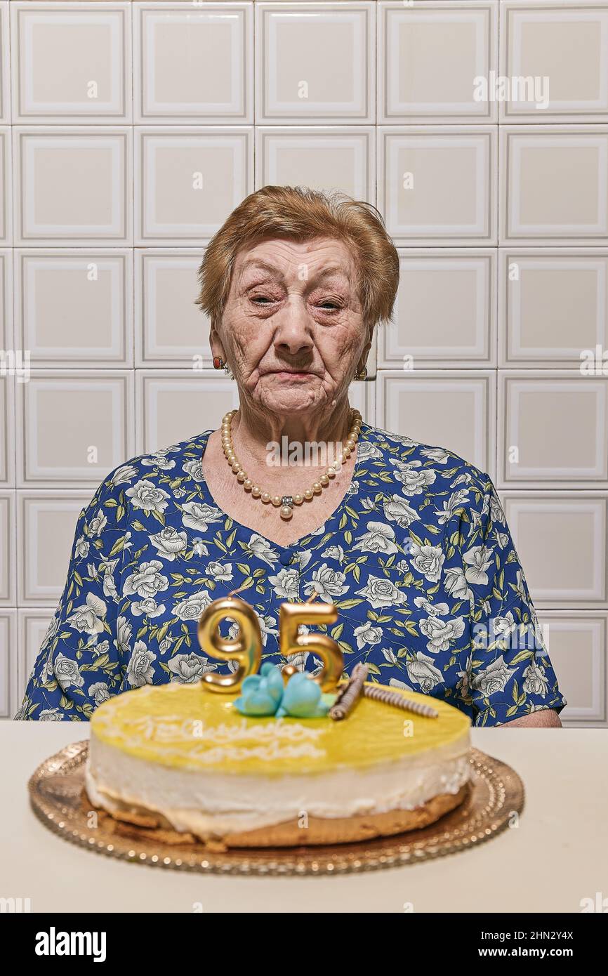 Elderly woman family 90s hi-res stock photography and images - Alamy