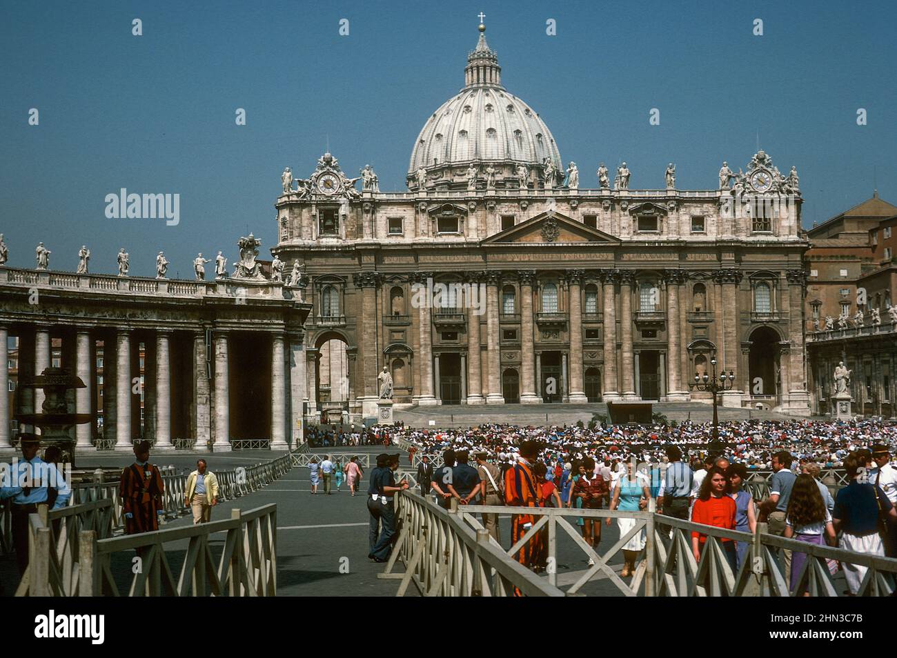 Crowds await a Papal audience outside the Basilica of St Peter, Vatican ...