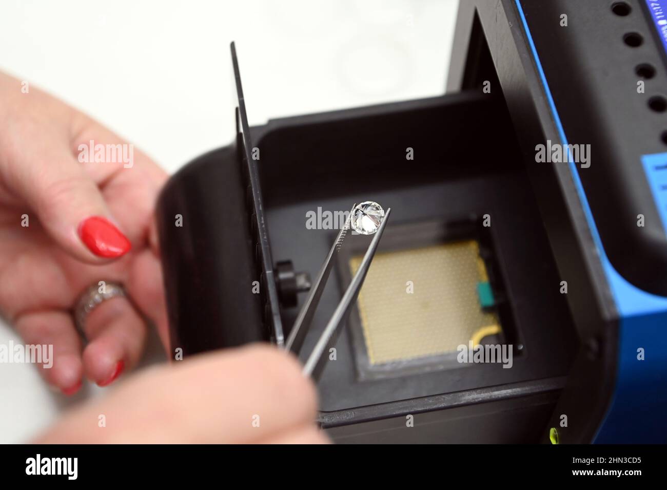 Synthetic and natural diamonds hi-res stock photography and images - Alamy