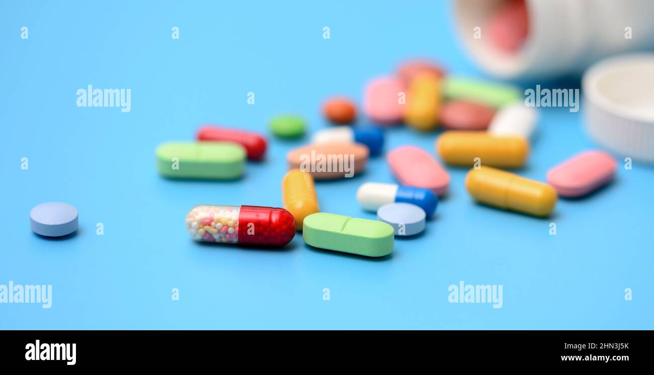 White pills spilling from container hi-res stock photography and images ...