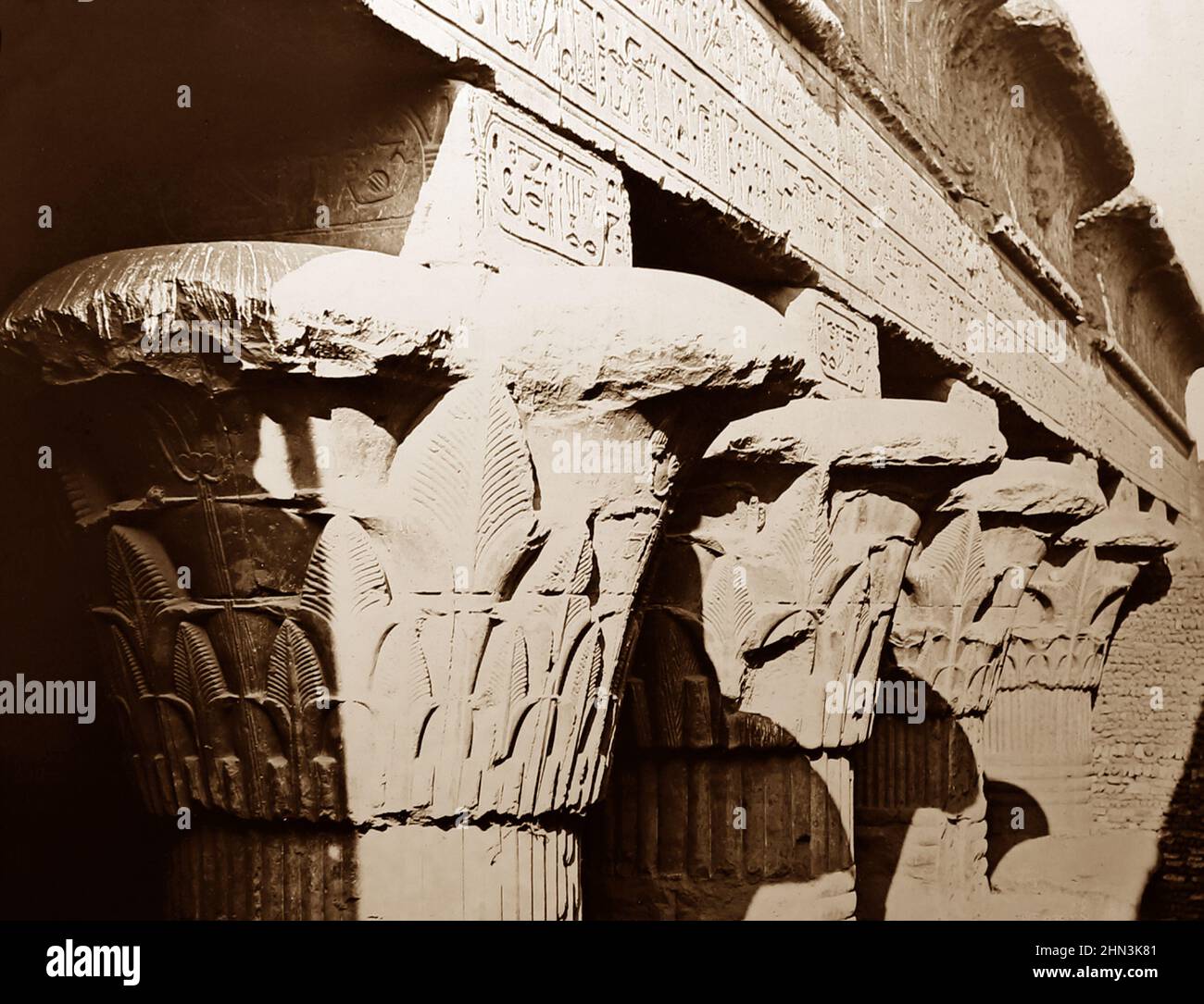 Egyptian portico hi-res stock photography and images - Alamy