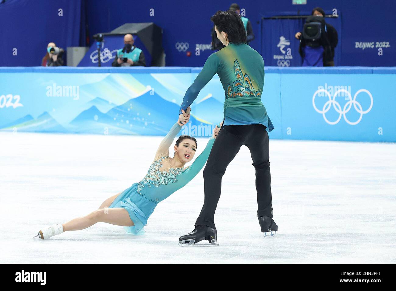 Beijing, China. 14th Feb, 2022. Wang Shiyue (L) and Liu Xinyu of China ...