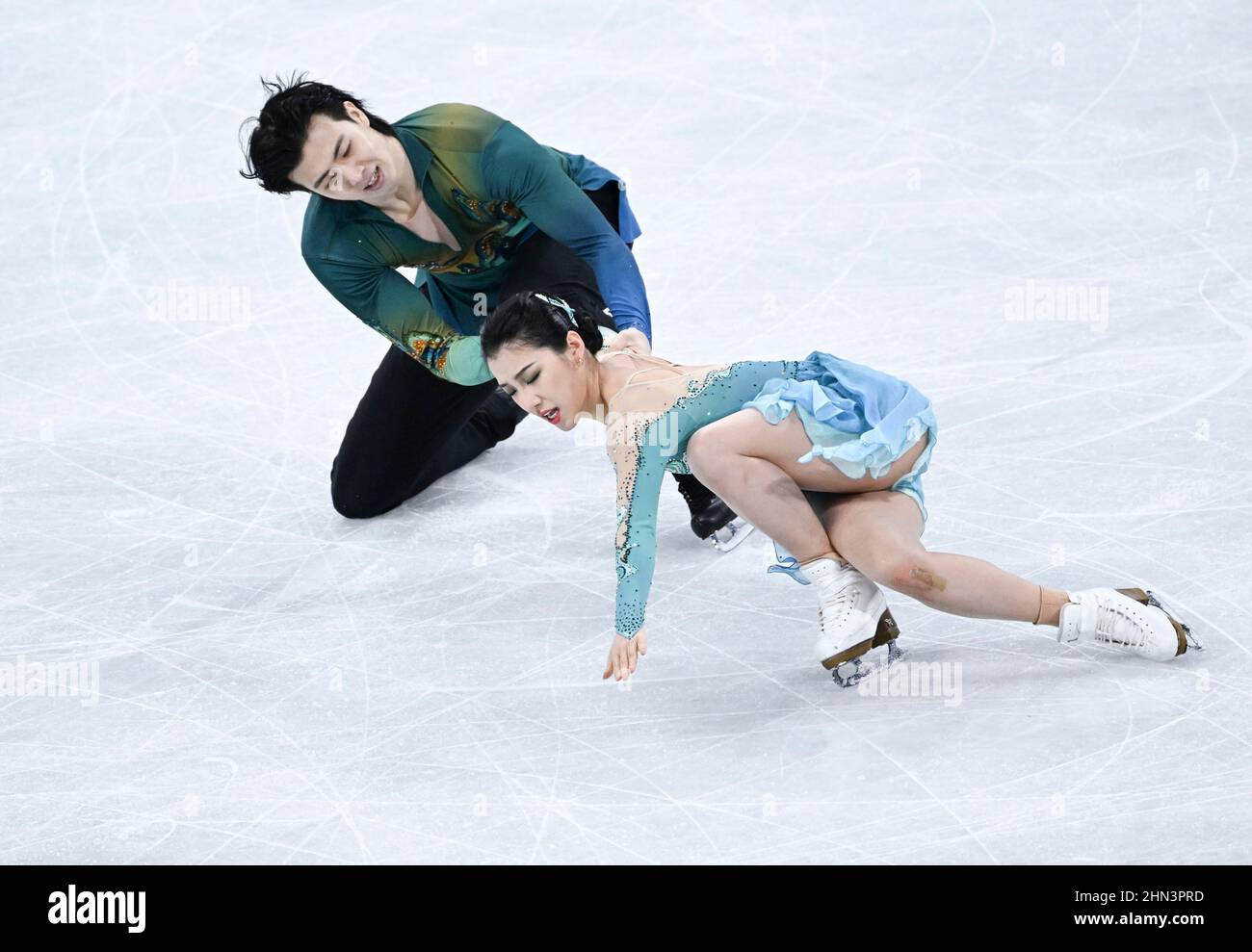 Beijing, China. 14th Feb, 2022. Wang Shiyue (R) and Liu Xinyu of China ...