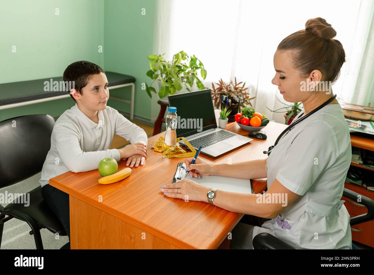 Female nutritionist doctor holding fresh fruits. Food choice, healthy ...